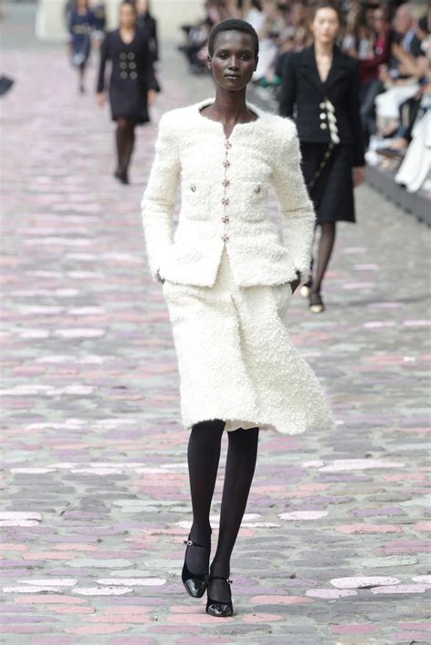 Спідничний костюм — головна покупка цієї осені Читайте на Ukr Net