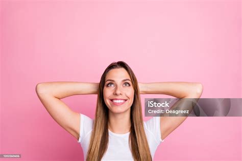 아름다운 예쁜 아가씨 평화로운 고조파 분위기의 클로즈업 사진은 머리 뒤에 팔을 들고 빈 공간을 찾고 캐주얼 흰색 티셔츠 고립 된 핑크 컬러 배경 T 셔츠에 대한 스톡 사진