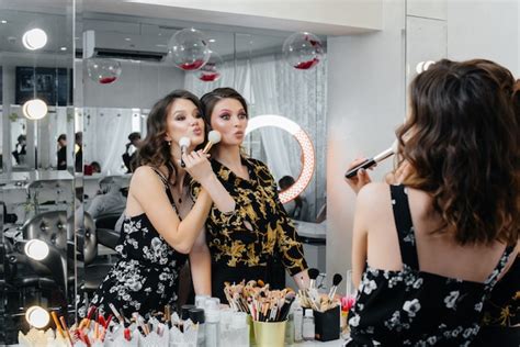 Chicas Jóvenes Sexys Se Divierten Y Se Preparan Para Una Fiesta Frente