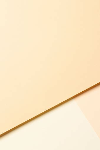 추상적인 색의 종이 질감 배경 중성 베이지 색 색조의 기하학적 모양과 선을 가진 최소한의 수직 구성 0명에 대한 스톡 사진 및