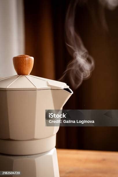 간헐천 커피 메이커 베이지색 가 까이 서 끓는 주둥이에서 증기 아침 아침 식사 사람 없음 0명에 대한 스톡 사진 및 기타 이미지 Istock