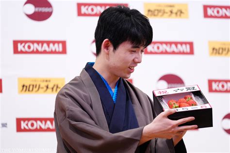 読売新聞写真部 On Twitter 第48期棋王戦 棋王位を奪取し、史上最年少で六冠を達成した藤井聡太竜王。記者会見から、贈られた