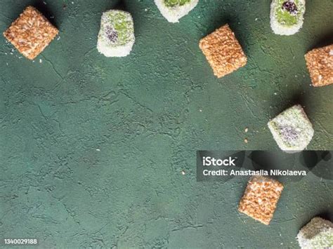 여러 가지 색상의 터키의 기쁨 은 혼란스럽게 자리 잡고 있습니다 전통적인 동양 단맛 녹색 배경입니다 플랫 레이 위에서 볼 수 있습니다 공간을 복사합니다 0명에 대한 스톡