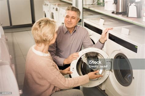 가전 제품의 게에서 그들의 집의 세탁기를 선택 하는 긍정적인 성숙한 부부 50 54세에 대한 스톡 사진 및 기타 이미지 50 54세 고급 낙하산 항공 스포츠 Istock