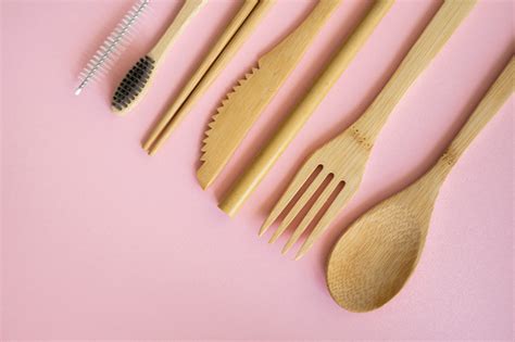 분홍색 배경의 케이스에 친환경 대나무 칼 붙이 세트 제로 폐기물 개념 테이블에 누워 케이스대나무 칼세트 숟가락 포크 칼 칫솔