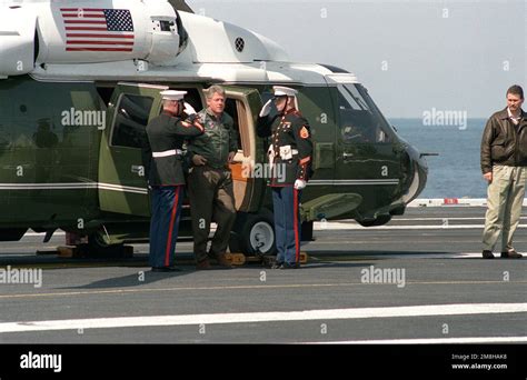 Les Marines Saluent Le Président William Jefferson Clinton Qui Arrive