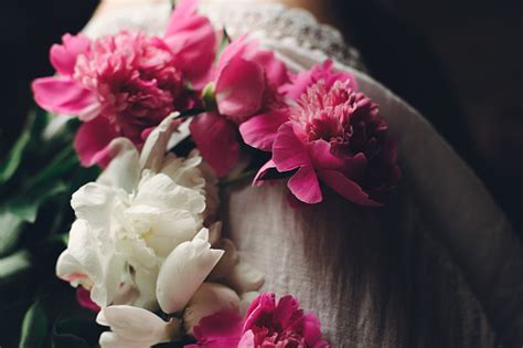 사랑 스러운 핑크 모란 화이트 보헤미안 드레스 상위 뷰 Boho 여자의 다리에 텍스트를 위한 공간입니다 세련 된 Hipster 여자 아침 룸에서 아름 다운 꽃으로 앉아 대기