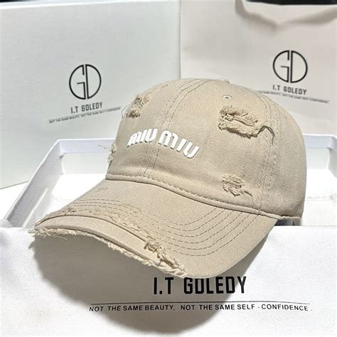 Бейсболка Miu Miu Унисекс купить с доставкой по выгодным ценам в интернет магазине Ozon