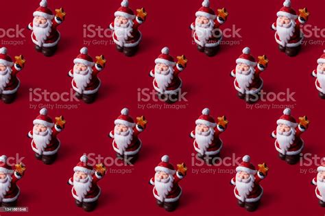 복사 공간이있는 빨간색 배경에 산타 클로스의 크리스마스 패턴 0명에 대한 스톡 사진 및 기타 이미지 0명 12월 개념 Istock
