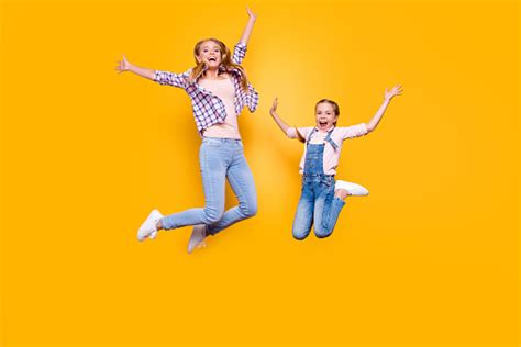 하이 틴 나이 엄마 엄마 엄마 금발 머리 다리 목표 보 모 휴식 휴식 날 여름 휴가 개념 밝고 즐거운 자매 공기 절연 밝은 배경에서 모션을 만들기의 전체 길이 몸 크기