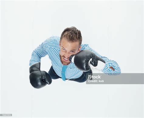 비즈니스 캐주얼 스마트 캐주얼 깅엄 복싱 글로브를 착용 하는 1 인 1 인 전체 길이 직상 3039세 성인 잘 생긴 사람 백인 젊은 남자 남성 사업가 비즈니스 맨 스탠딩