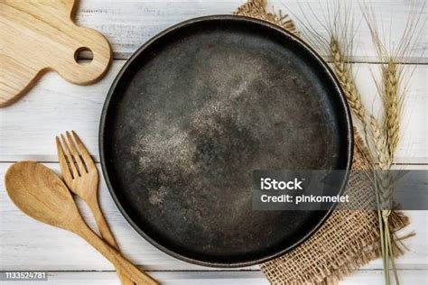 테이블에 나무로 되는 포크와 숟가락을 가진 까만 금속 팬 요리와 식탁보 건강 한 습관을 위한 조리법 음식 샷 노트 배경 개념 갈색에 대한 스톡 사진 및 기타 이미지 Istock