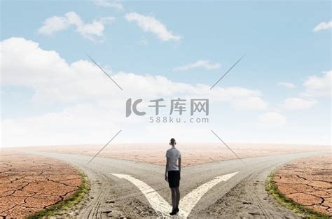 选择你的方式。女商人站在十字路口做出选择的背影高清摄影大图 千库网