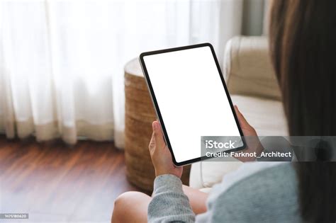 집에서 소파에 누워 있는 동안 빈 데스크톱 화면이 있는 디지털 태블릿을 들고 있는 여성의 모형 이미지 태블릿에 대한 스톡 사진 및 기타 이미지 Istock