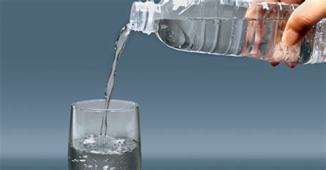 하루에 물 8잔 마셔야 한다는 속설 진짜일까 樂 썰리