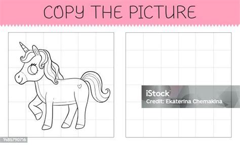 Copy The Picture는 귀여운 유니콘을 가진 아이들을 위한 교육용 게임입니다 귀여운 만화 유니콘 색칠하기 책 벡터 그림입니다 0명에 대한 스톡 벡터 아트 및 기타