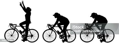 사이클링 승리 결승선에서 먼저 소녀는 기뻐서 손을 들었다 스포츠에서의 성공 측면도 프로필 자전거를 탄 소녀들 여성은 사이클링에서 경쟁합니다 흰색에 격리된 검은색 실루엣 개체