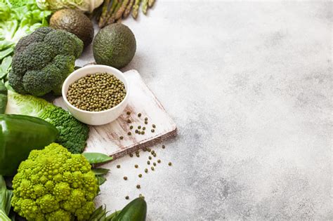 흰색 돌 배경에 녹색 톤의 원시 유기 야채를 모듬 아보카도 양배추 브로콜리 콜 리 플라워와 오이 흰 볼과 후추로 자른 녹두 텍스트 공간 0명에 대한 스톡 사진 및 기타