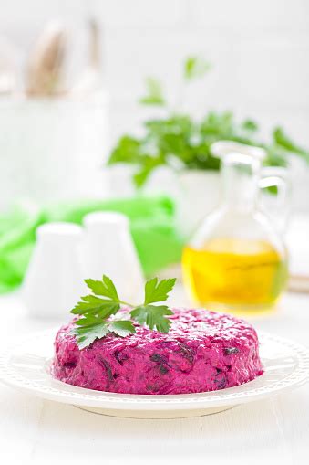 삶은 비트의 샐러드입니다 자 두 호두와 사 우 어 크림 흰색 배경에 사탕 무 우 샐러드 0명에 대한 스톡 사진 및 기타 이미지 0명 가정 주방 가정의 방 Istock