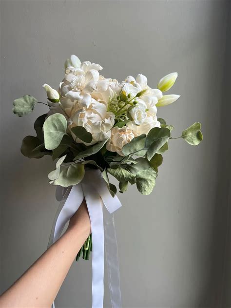 Classic Flower ช่อดอกไม้โทนขาวเขียวสำหรับเจ้าสาว แกลเลอรีที่โพสต์โดย Vassavintage Lemon8