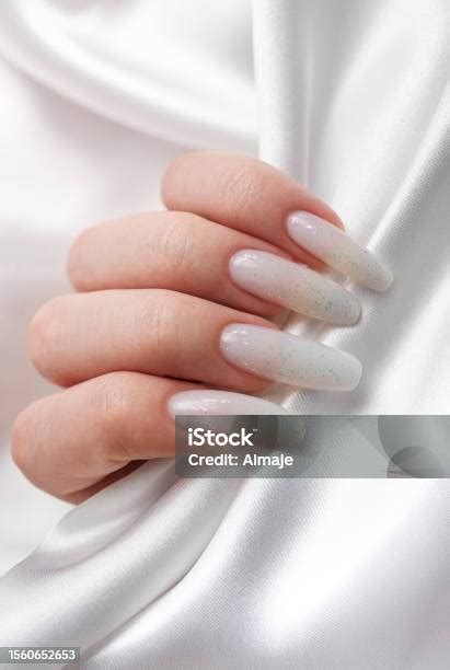 매니큐어를 바른 여자의 손에는 손톱이 흰색으로 칠해져 있습니다 매니큐어 미용술에 대한 스톡 사진 및 기타 이미지 매니큐어 미용술 매니큐어 화장품 메이크업 화장품