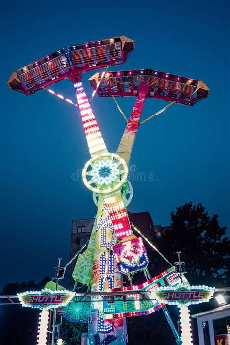 Fotografia Vertical De Uma Carrossel Iluminada No Parque Lunna Em Tuzla