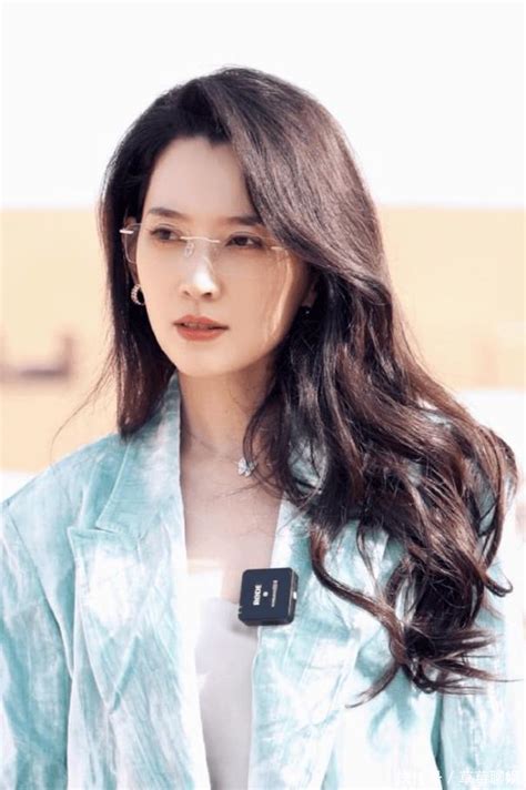 作为34岁离异带娃的单身母亲，李巧为什么能让汪峰离婚2月就下决心跟她交往？ 360娱乐，你开心就好