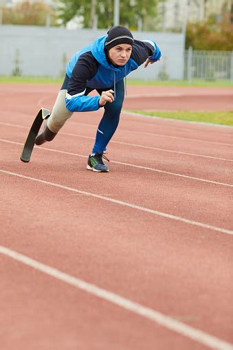 경쟁에 참여하는 동안 야외 경기장을 통해 실행 블레이드와 심각한 젊은 장애인 육상 선수 패럴림픽 선수에 대한 스톡 사진 및 기타 이미지 패럴림픽 선수 건강관리와 의술