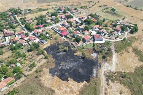 Огнен ад Голям пожар избухна на метри от къщи в Мизия снимки