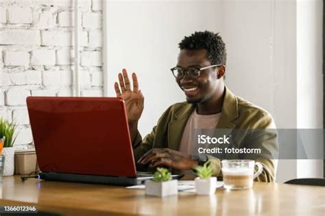 비디오 컨퍼런스 콜 중 노트북에서 웹캠을 흔들고 있는 사업가 남자에 대한 스톡 사진 및 기타 이미지 남자 남자들만 인사하기 Istock