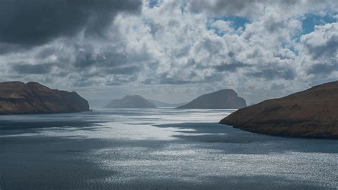 경치 경치가 좋은 고요한 관광 광야 구름 구름 낀 하늘 높은 섬 저수지 땅 물 바다 바다의 바위로 된 산 산악 지역 수평선 스카이라인 아시아