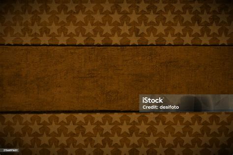 짙은 호두 갈색 색상의 테두리 나무 판자 줄무늬 스테인드 그런지 질감 빈 수평 벡터 배경은 위쪽과 아래쪽 가장자리 테두리 및 복사 공간 레이블에 연속으로 많은 오각형 별
