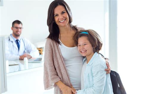 Muchacha Que Es Examinada Por El Pediatra En La Oficina Foto De Archivo Imagen De Examen