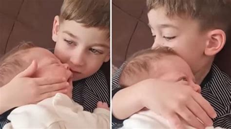 ვიდეო ნახეთ როგორ ეფერება პატარა ძმა თავის უსაყვარლეს დაიკოს უთბილესი კადრები