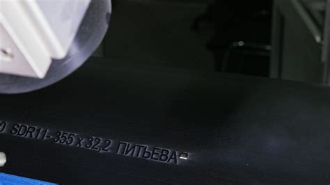 레이저 마킹 기계 조각 플라스틱 물 파이프 공장 제조입니다 물과 공기 압력의 사용과 기계 도구에 플라스틱 튜브를 만드는 과정 건물 외관에 대한 스톡 사진 및 기타 이미지