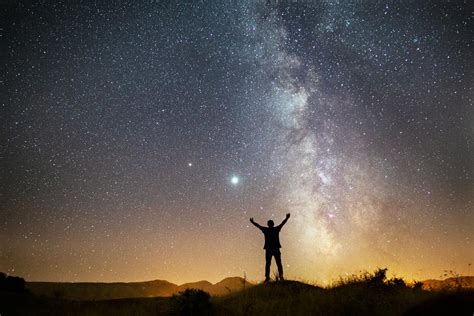 갤럭시 고독 고요한 관찰 광대 광야 맑은 하늘 먼 세상 무한대 미묘한 빛 밤 밤하늘 별 별밤 별을 바라보는 별자리 사람 수평선 실루엣