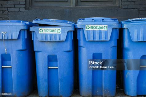 재활용 쓰레기통 옆에 넘쳐나는 쓰레기통은 환경 문제를 해결하고 자연을 보존하기 위해 적절한 폐기물 관리 및 재활용의 중요성을 상징합니다 0에 대한 스톡 사진 및 기타 이미지