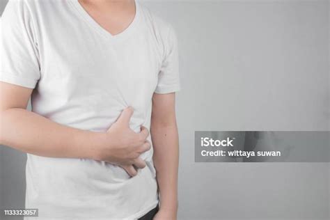 아시아 젊은 남자는 위 궤 양으로 고통 받고 있다 의 감염에의 한 위 염은 흰색 바탕에 고립 된 치료 및 건강 문제 개념 클리핑 경로 개념에 대한 스톡 사진 및 기타 이미지
