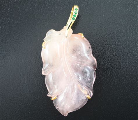 Золотой кулон с резным бериллом 29 27 карата и цаворитами купить в