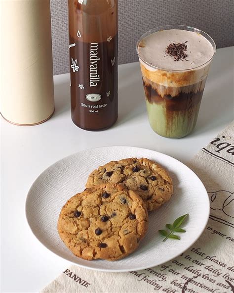 효니 홈카페 광고 초코크림말차라떼 합치면 더 맛있는 초코와 말차 조합🍫🍃 음료로는 매드바닐라 리얼쇼콜라시럽을 사용해 초코