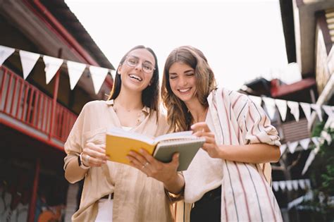 도시에서 브레인 스토밍 회의에서 문학 서적의 교육 정보를 분석하는 백인 힙스터 소녀 메모장을 들고 광학 안경을 입은 쾌활한 여성의 절반 길이 초상화 20 24세에 대한 스톡