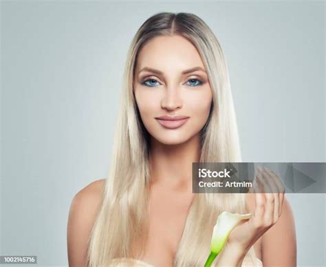 깨끗 한 피부 건강 한 머리와 그녀의 손에 흰 꽃 영 웃는 여자 페이셜 트리트먼트 화장품 아름다움 피부 관리 스파 건강관리와 의술에 대한 스톡 사진 및 기타 이미지 Istock