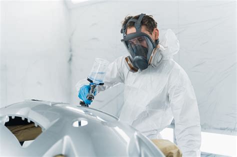 자동차 화가 그림 부스에서 차 체체 부분을 니스팅 수리공 차량 신체 부위 복원 25 29세에 대한 스톡 사진 및 기타 이미지