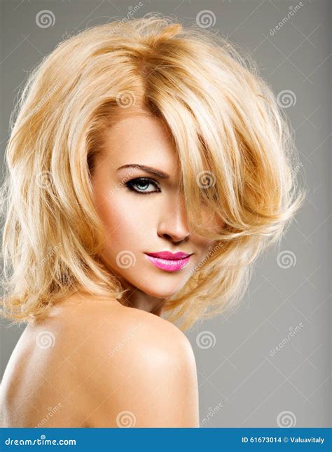 Ritratto Di Bella Donna Con Capelli Biondi Modo Luminoso Ma Fotografia