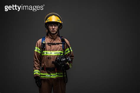 한국인 영웅 소방관 구출 컨셉 응급서비스직업 직업 방화복 안전헬멧 이미지 Jv11861784 게티이미지뱅크