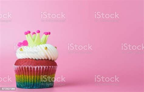 분홍색 복사 공간 배경으로 레인 보우 하트 크라운 컵 케 익 귀여운에 대한 스톡 사진 및 기타 이미지 귀여운 명랑한 무지개 Istock