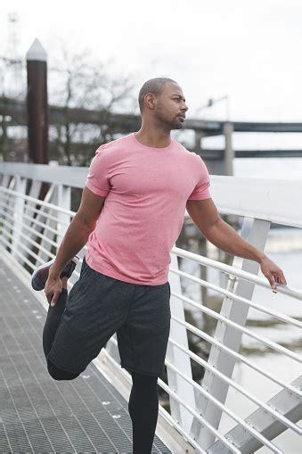 맞는 아프리카계 미국인 남자는 도시에서 실행에 대 한 진행 하기 전에 밖으로 뻗어 건강한 생활방식에 대한 스톡 사진 및 기타 이미지 건강한 생활방식 고독 개념 교량