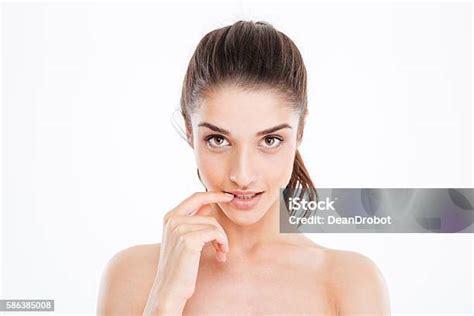 그녀의 입술을 만지는 귀여운 사랑스러운 젊은 여자의 아름다움 초상화 갈색 머리에 대한 스톡 사진 및 기타 이미지 갈색 머리 관능 귀여운 Istock