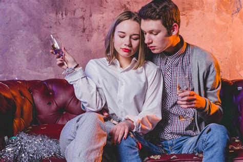 Sinnliches Paar Feiert Auf Sofa Kostenlose Foto