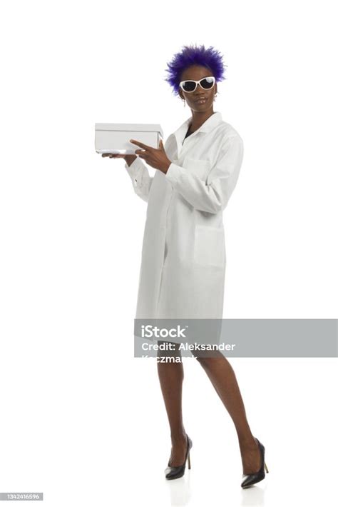 흰색 실험실 코트 하이힐 선글라스를 입은 흑인 여성이 흰색 상자를 들고 있다 전체 길이 격리 20 24세에 대한 스톡 사진 및 기타 이미지 Istock